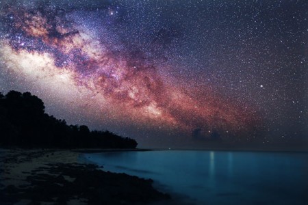 Incredible Photograph of the Milky Way Rising Over the Sea | PetaPixel