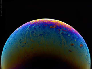 Soap Bubbles Photographed to Look Like Psychedelic-Colored Planets in ...