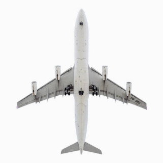 Photographs of Aircraft Shot from Directly Below | PetaPixel