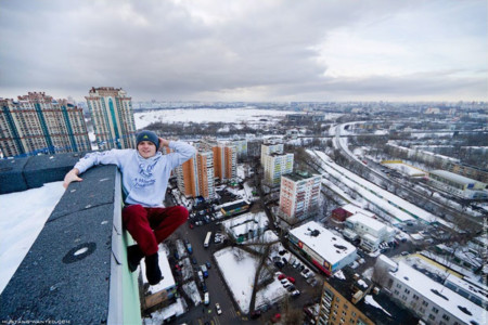 Daredevil Poses for Vertigo-Inducing Pics While Hanging From Great Heights | PetaPixel