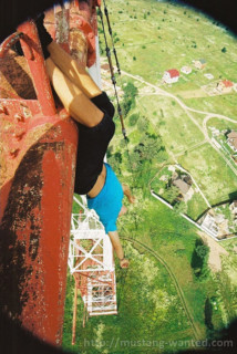 Daredevil Poses for Vertigo-Inducing Pics While Hanging From Great Heights | PetaPixel