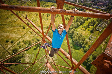 Daredevil Poses for Vertigo-Inducing Pics While Hanging From Great Heights | PetaPixel