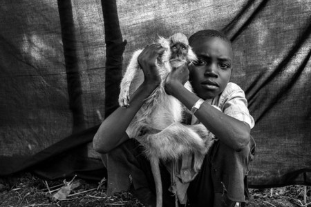 Portraits of Refugees Posing With Their Most Valued Possessions | PetaPixel