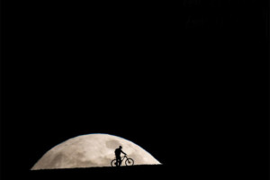 Silhouettes in a Giant Moonrise, Captured Using a 1200mm Lens | PetaPixel