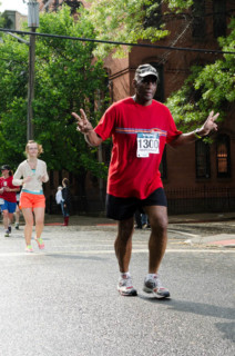 Shooting Photos of 10K Runners with an Off-Camera Flash | PetaPixel