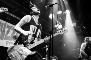 GoPro Mounted on DSLR Shows What It's Like to Photograph a Live Concert ...