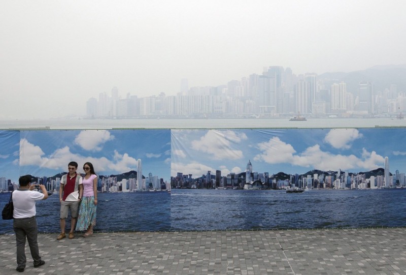 Hong Kong's Fake Skyline Banners Allow Tourists to Get Good Shots on ...
