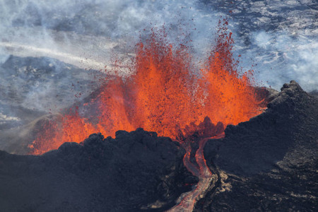 Stunning and Scary Aerial Photos of Erupting Volcano in Iceland ...