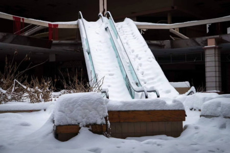 Winter Wonderland: Photos of an Abandoned Indoor Mall Filled with Snow ...