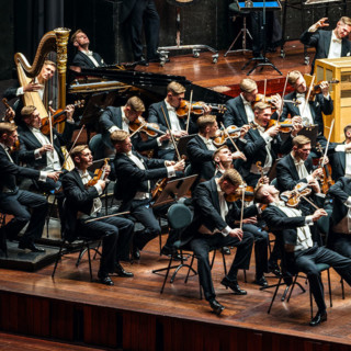 One Man Orchestra: 100 Clones in 1 Photograph | PetaPixel