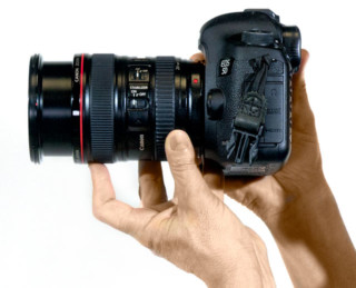 How to Hold Your Camera: Tips from a Chiropractor | PetaPixel