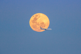 How I Shot a Plane Flying Through the Supermoon | PetaPixel