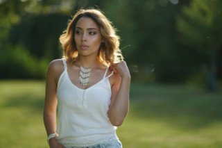 On-Camera vs Off-Camera Flash Demo: It Makes a Huge Difference | PetaPixel