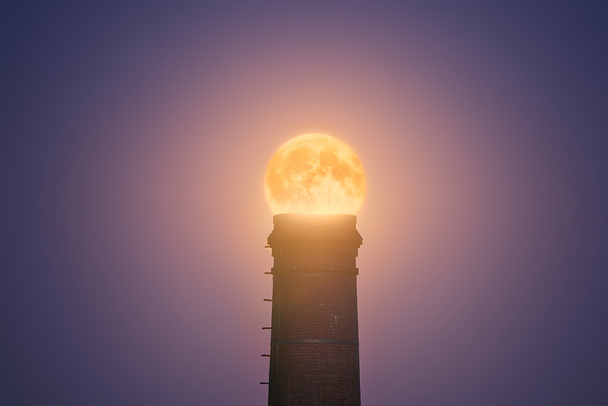 How to Plan and Capture a Perfectly Aligned Moonrise Photo | PetaPixel
