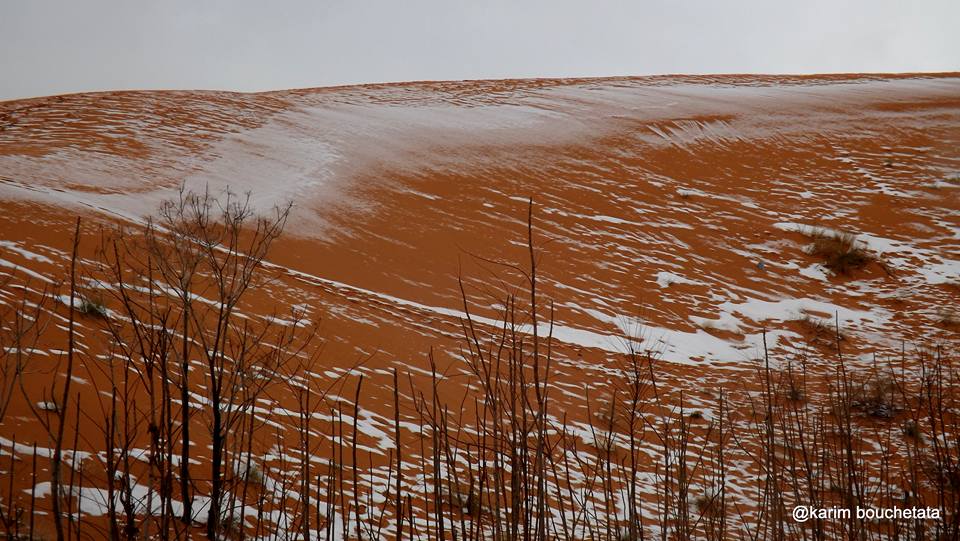 Photos of the First Snowfall in the Sahara Desert in 37 Years | PetaPixel
