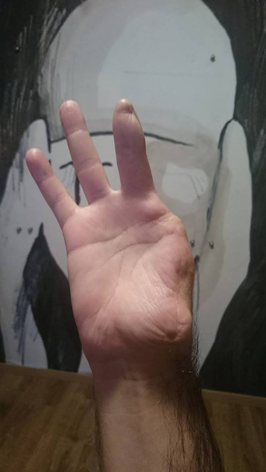 Dear Camera Makers: Please Help Us Left-Hand-Only Photographers | PetaPixel