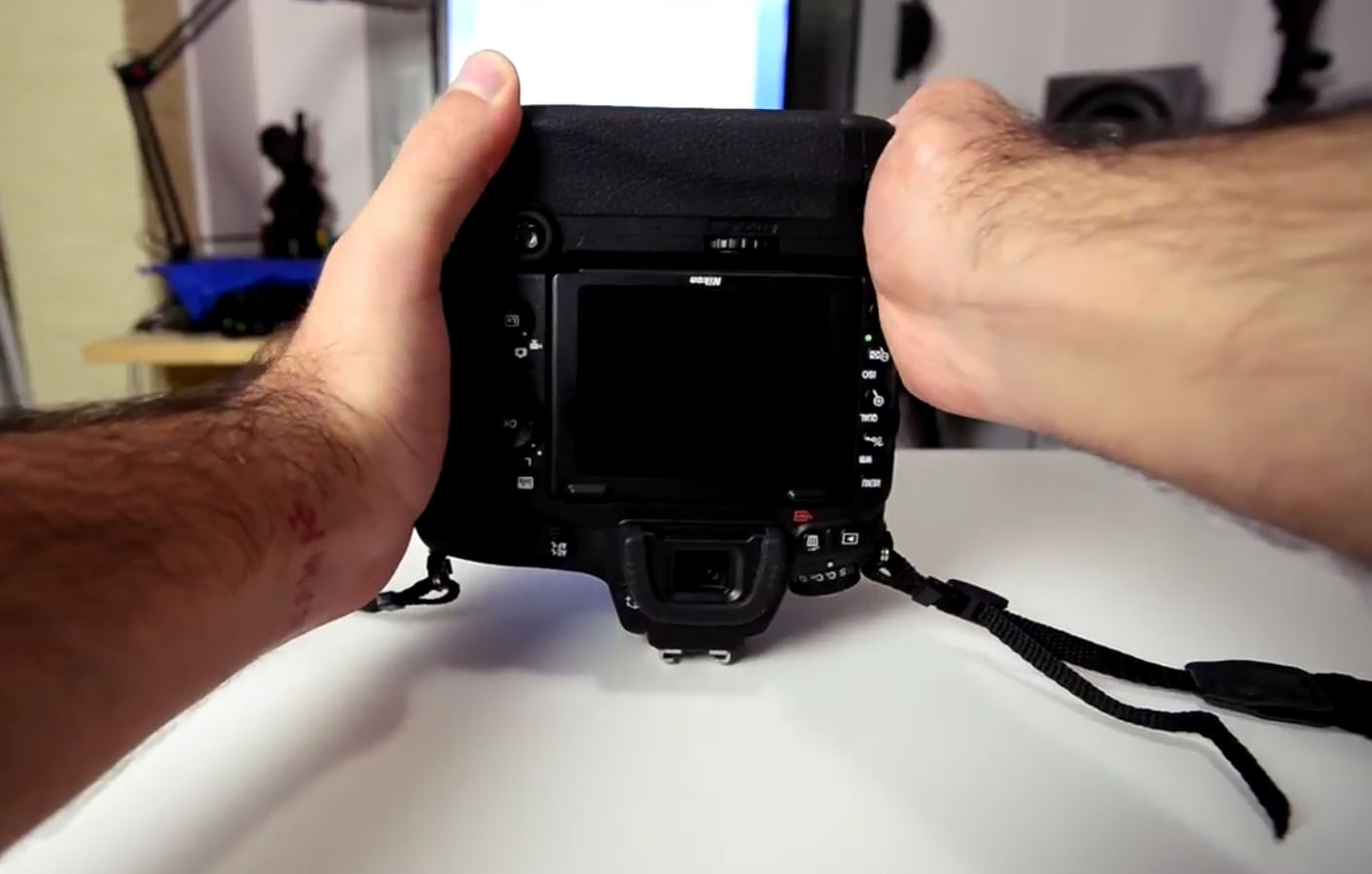 Dear Camera Makers: Please Help Us Left-Hand-Only Photographers | PetaPixel