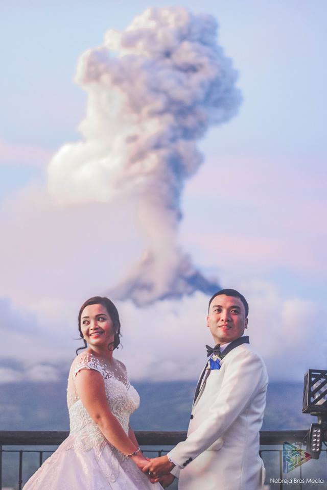 Volcano Eruption Makes for an Epic Wedding Photo | PetaPixel