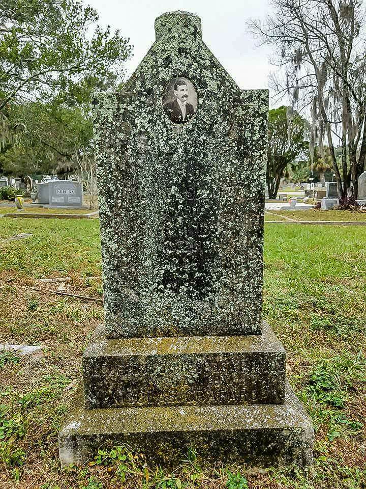 This Photographer Restores Forgotten Veterans' Tombstones | PetaPixel