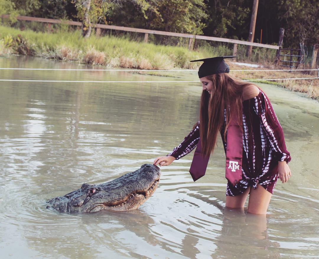 Texas Student Does Graduation Photo Shoot with Giant Alligator | PetaPixel