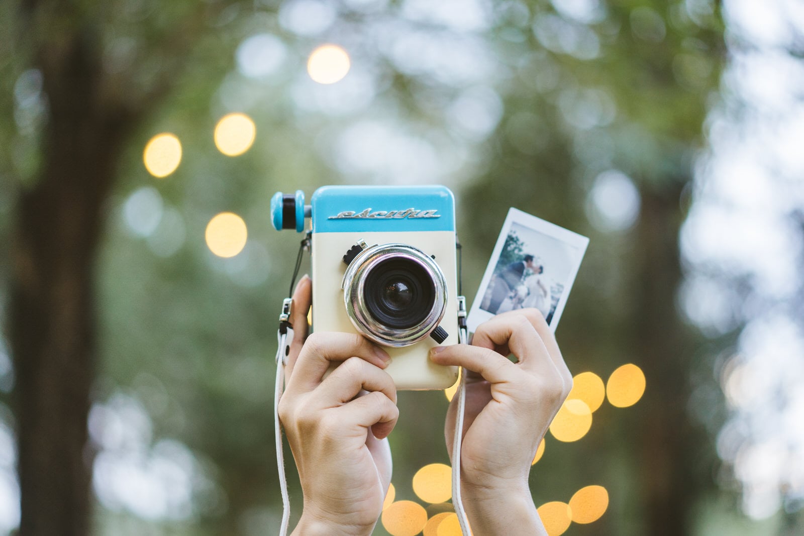 The Escura Instant 60s is a Retro-Styled Hand-Powered Instant Camera ...