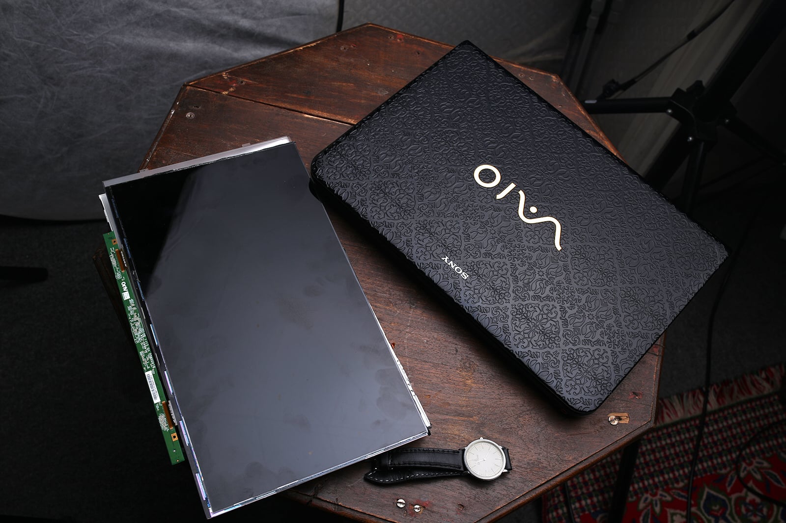 Turn a Broken Laptop's Screen Into a View Camera Ground Glass | PetaPixel