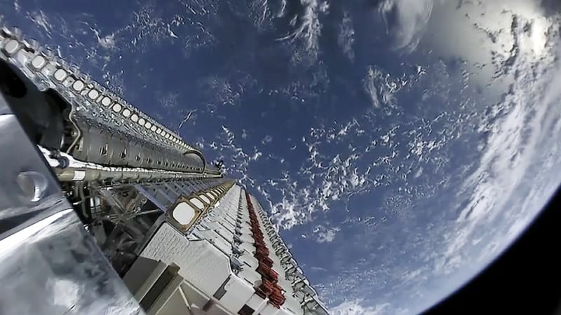Here s A SpaceX Starlink Satellite Train Caught On Camera In The Night