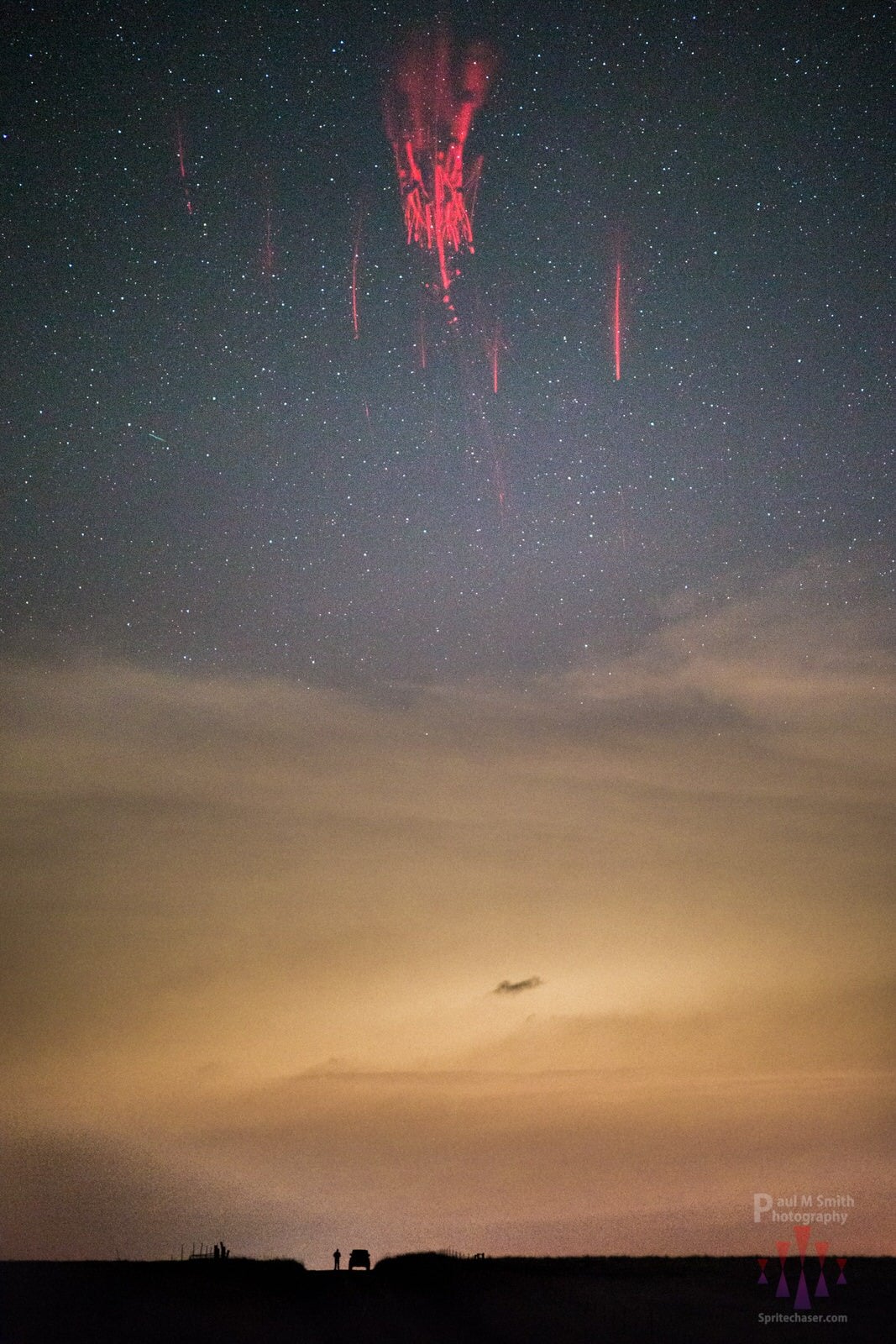 This Photographer Hunts for Rare Red Sprites Above Thunderstorms ...