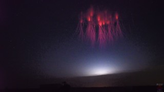 This Photographer Hunts for Rare Red Sprites Above Thunderstorms ...