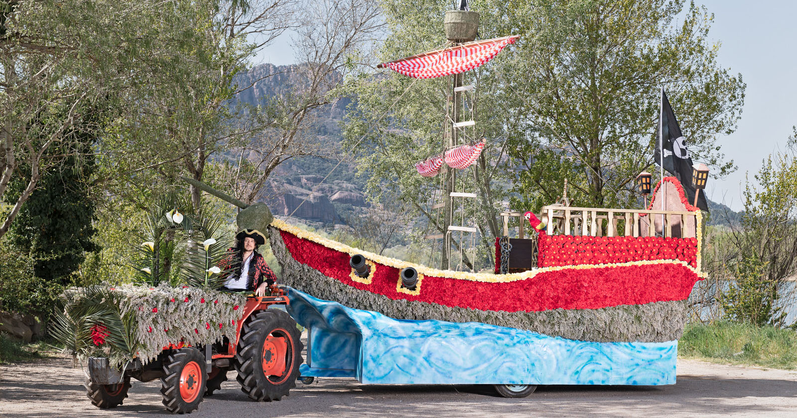 Photographing a Floral Float Parade Over a Century Old | PetaPixel