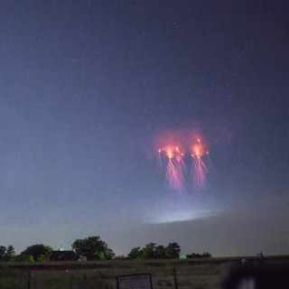 This Photographer Hunts for Rare Red Sprites Above Thunderstorms ...