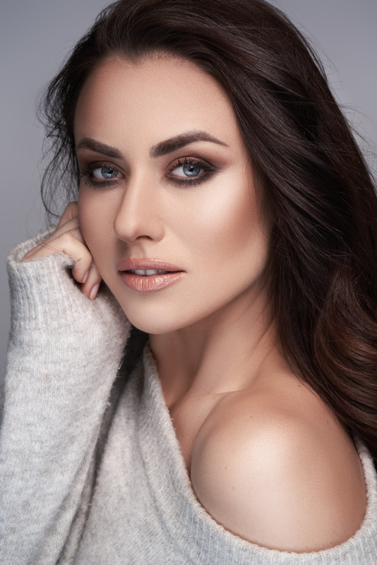 10 Helpful Tips for Posing Hands in Portraits | PetaPixel