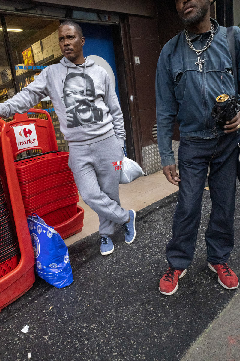 Street Photography 101: Shooting from the Hip | PetaPixel