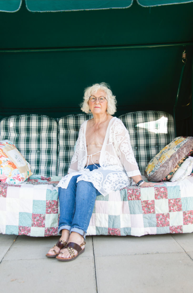 Portraits of Women on Sofas | PetaPixel