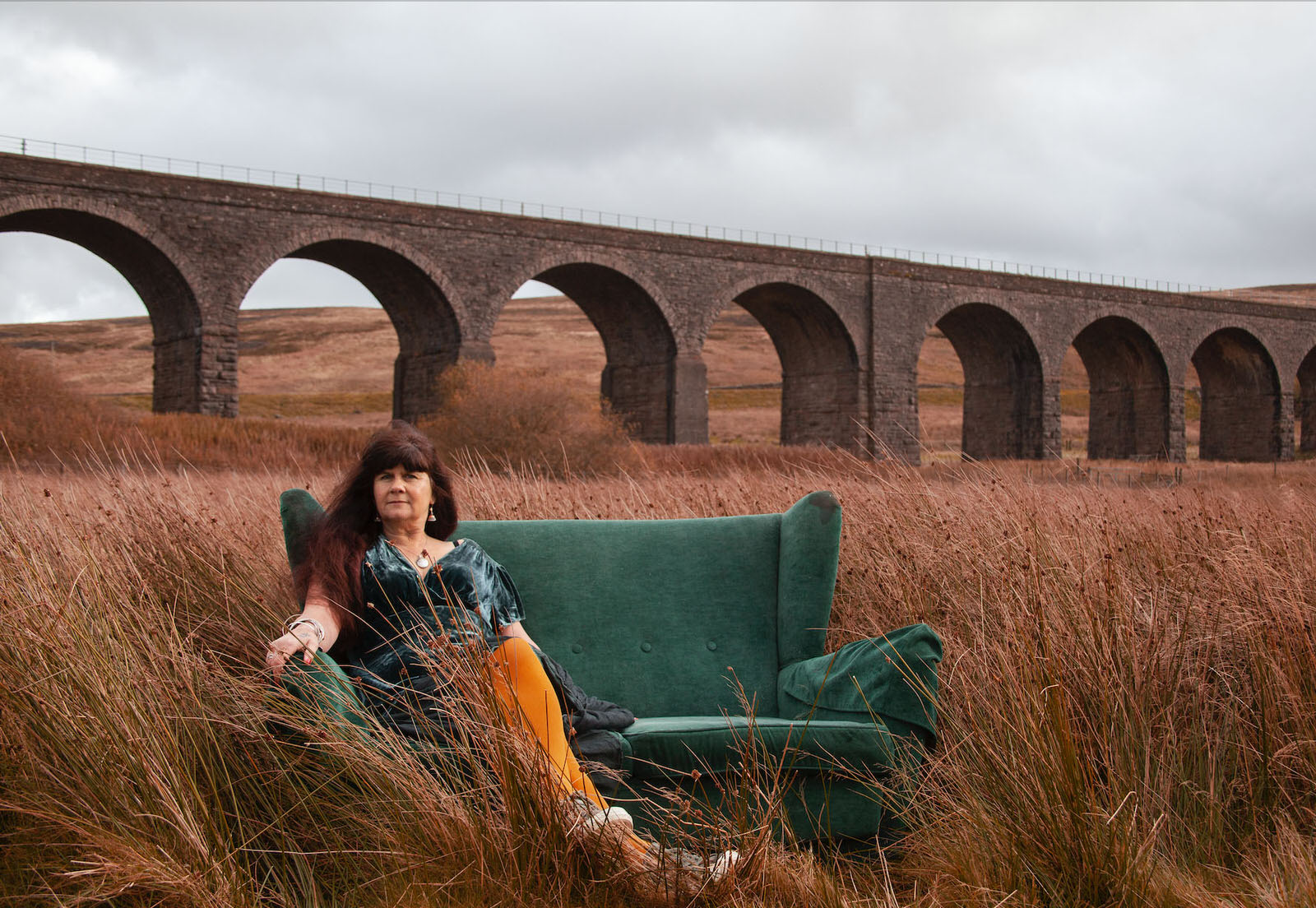 Portraits of Women on Sofas | PetaPixel