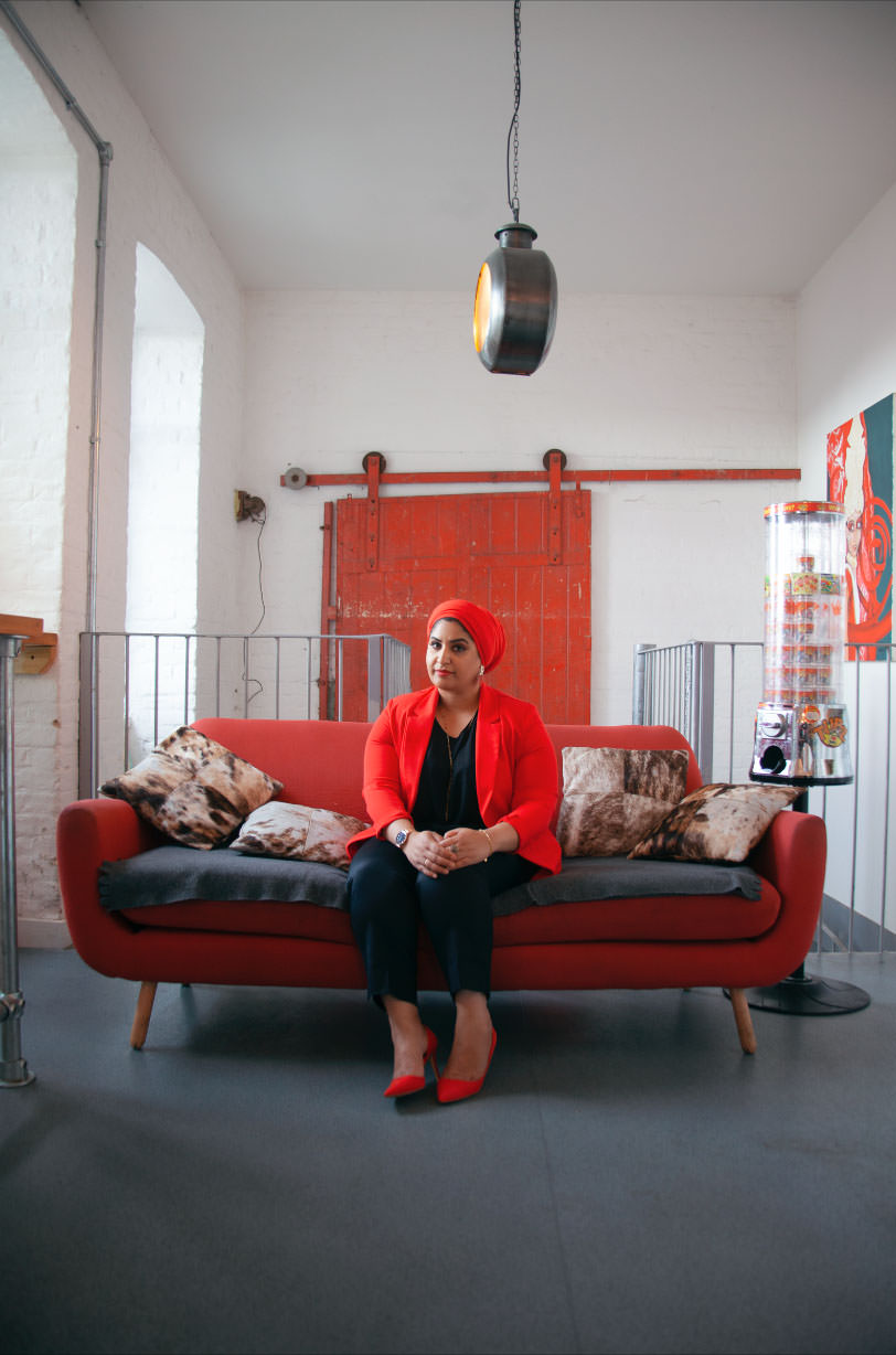 Portraits of Women on Sofas | PetaPixel