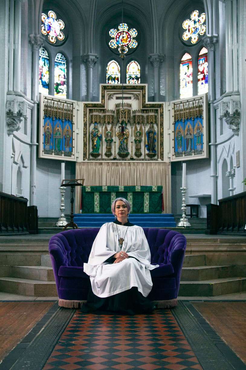 Portraits of Women on Sofas | PetaPixel