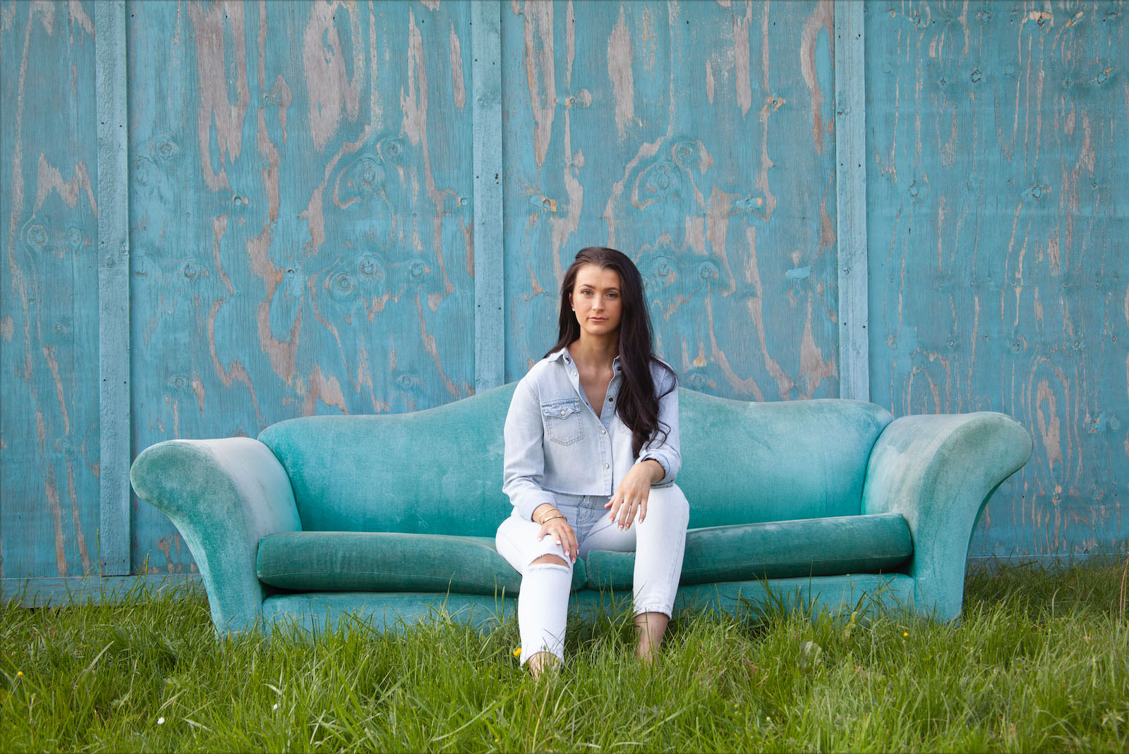 Portraits of Women on Sofas | PetaPixel