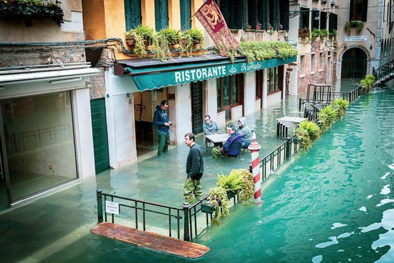 Photographer Captures Eerie Images of Venice Underwater | PetaPixel