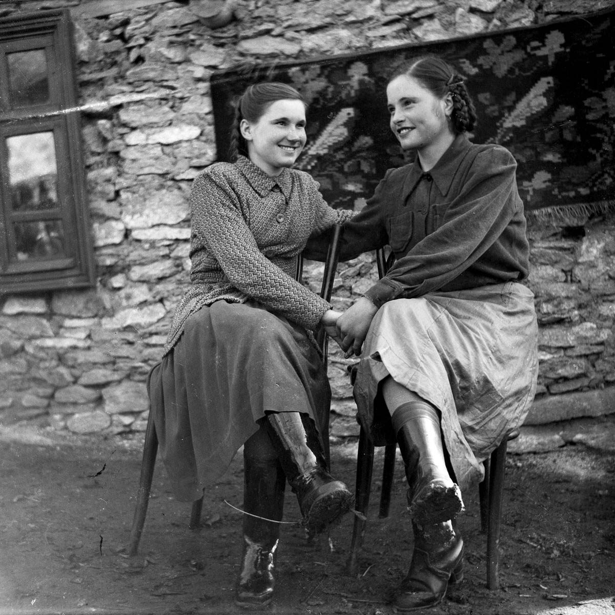 Remarkable Photos of Soviet Village Life Found In Abandoned House ...