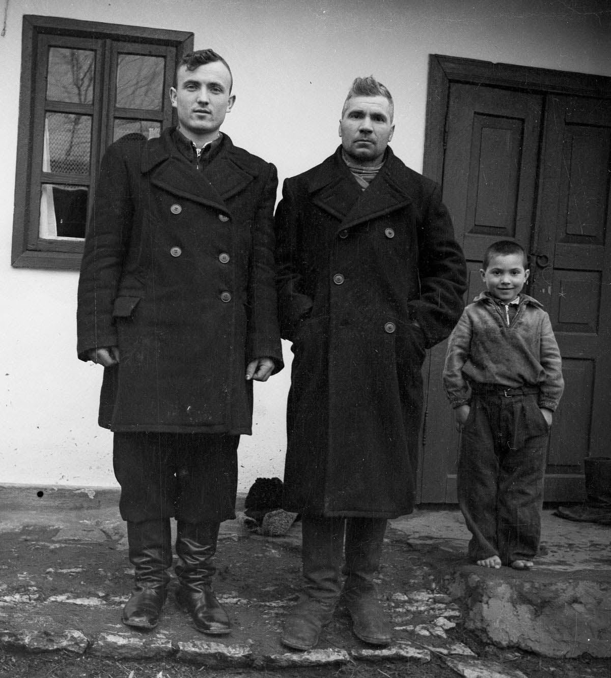 Remarkable Photos of Soviet Village Life Found In Abandoned House ...