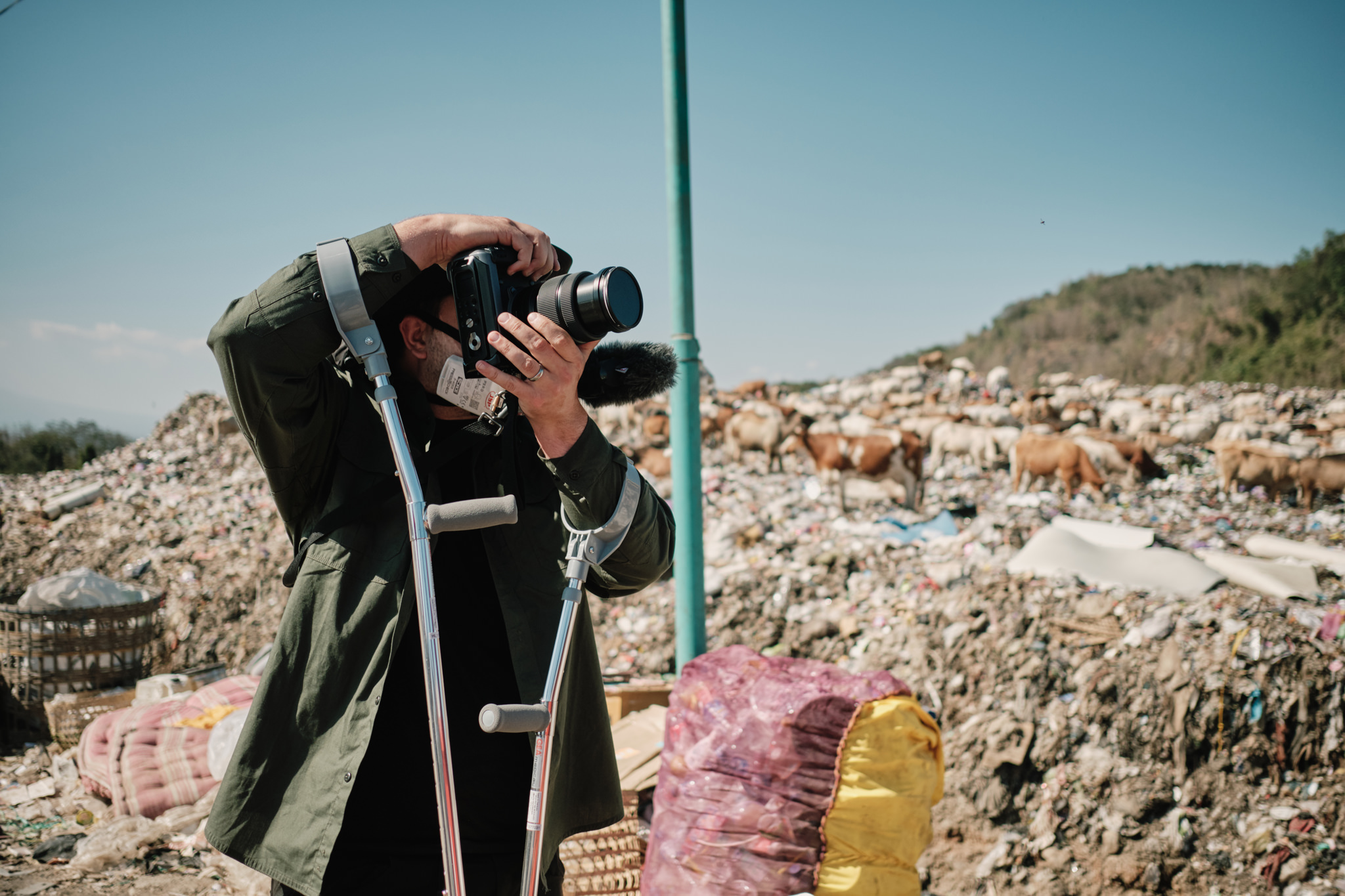 Capturing Portraits in Indonesia's Trash Dumps with a Dislocated Knee ...