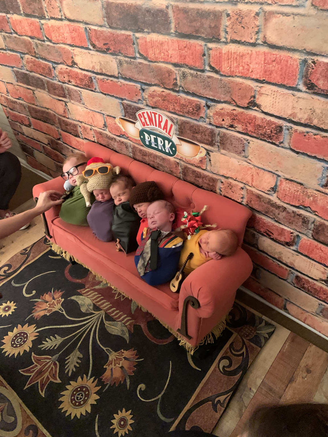 Friends-Themed Newborn Photo Shoot Takes the Internet by Storm | PetaPixel