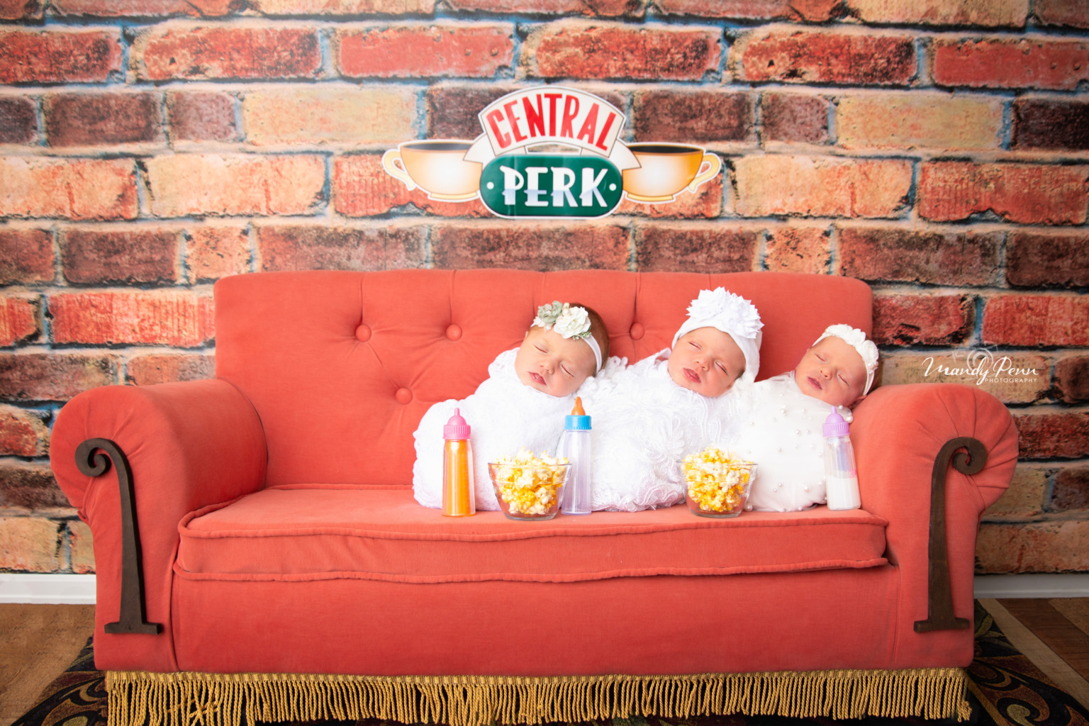 Friends-Themed Newborn Photo Shoot Takes the Internet by Storm | PetaPixel