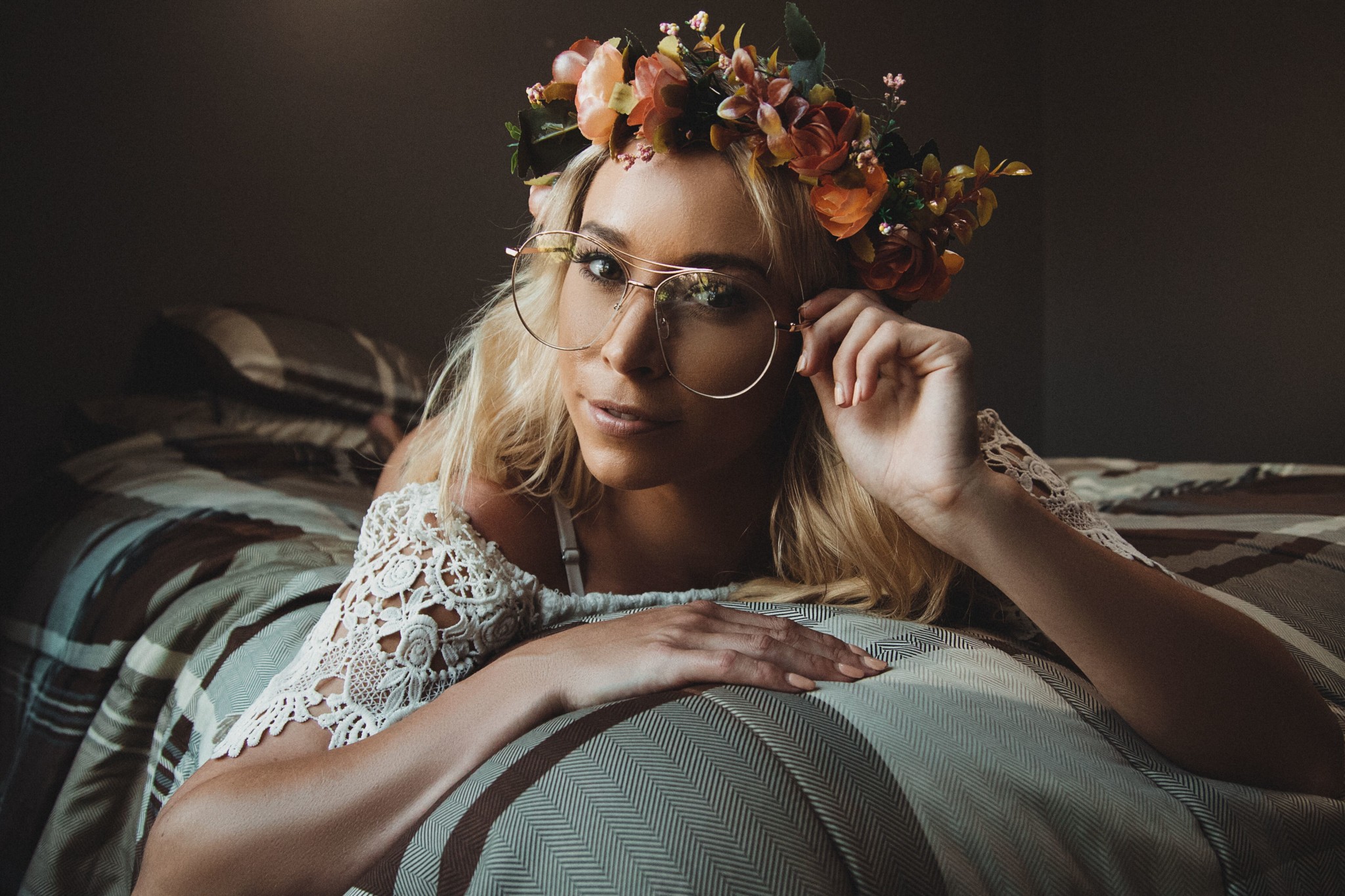 Model Lets Photographers Control Her DSLR Over 'Zoom' for Long-Distance ...