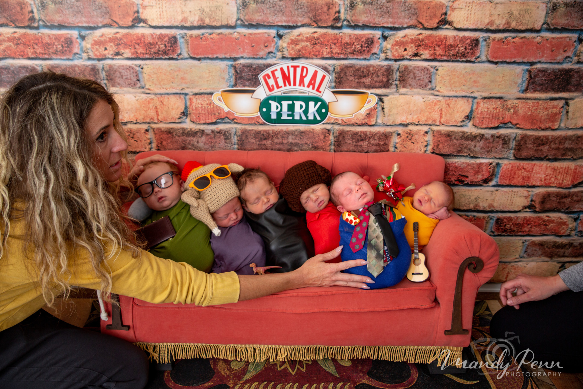 Friends-Themed Newborn Photo Shoot Takes the Internet by Storm | PetaPixel