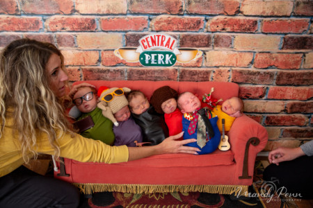 Friends-Themed Newborn Photo Shoot Takes the Internet by Storm | PetaPixel