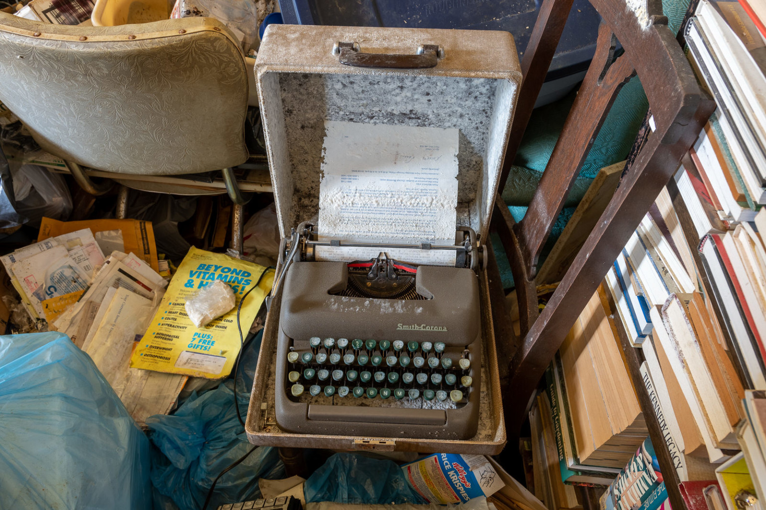 I Found Forgotten WWII Medals and Nazi Items in an Abandoned House ...