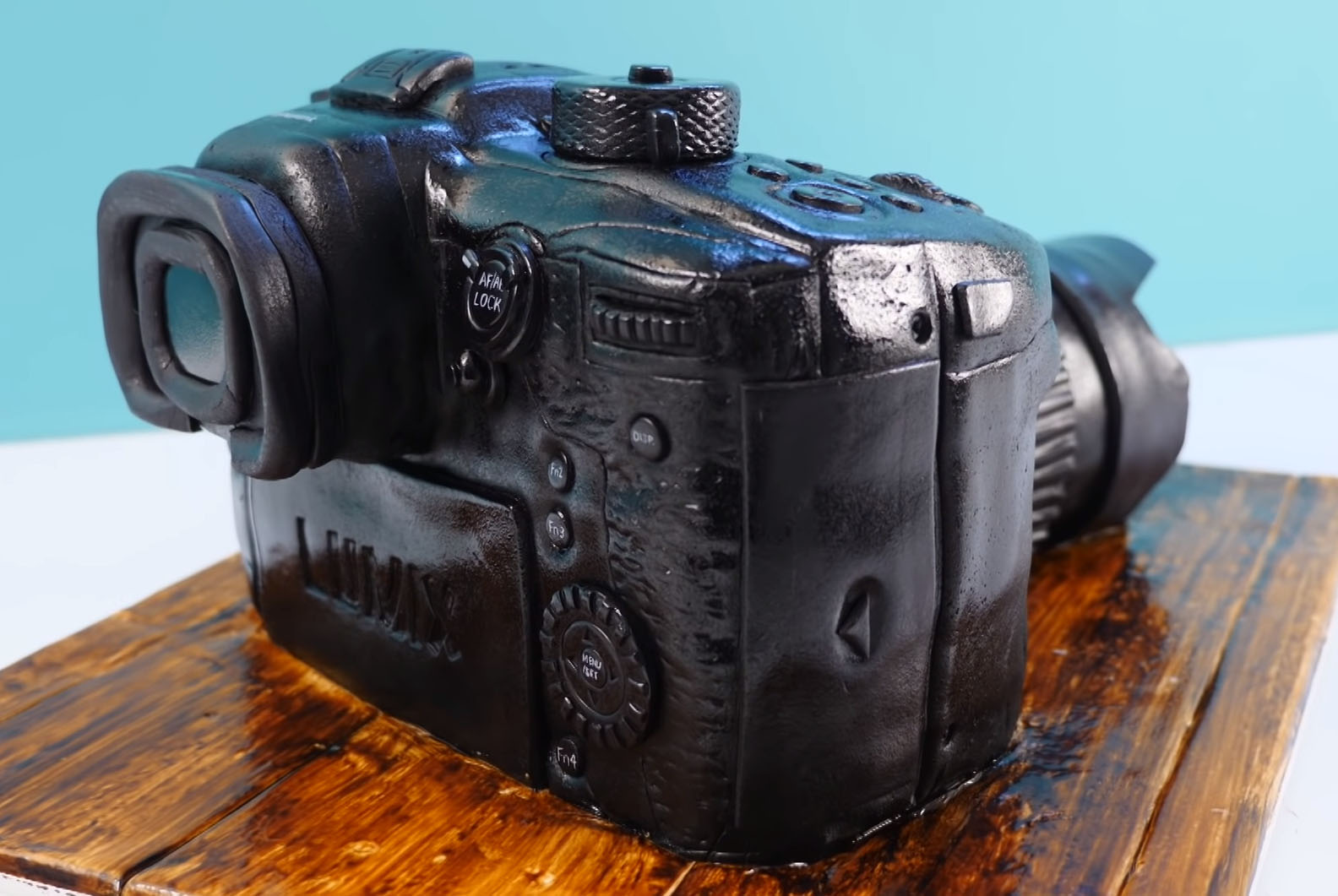 How to Bake an Ultra-Realistic Camera Cake - Top Tech News
