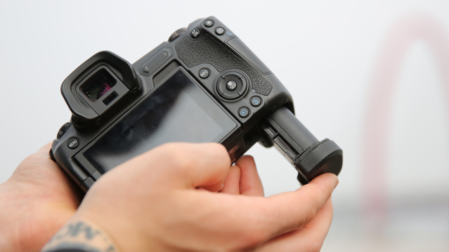 This Re-Imagined Camera Battery Challenges Conventional Design | PetaPixel